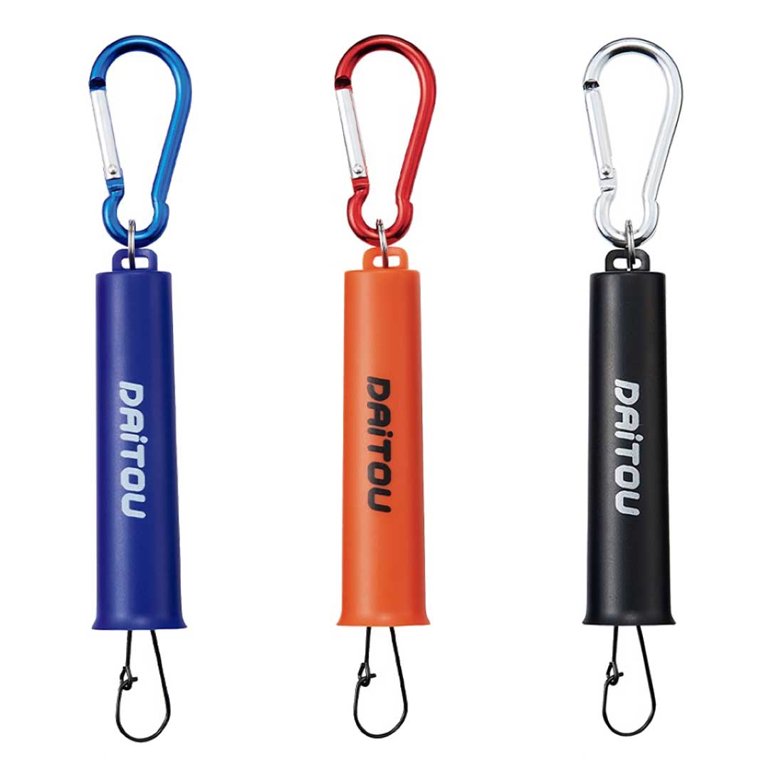 ●ハサミ、イカ締め、フォーセップ、ミニペンチの携帯に便利です。 ●先が鋭利なハサミ、イカ締め等を安全に収納できます。 ●附属のカラビナでベストやウエストバック等のD環に簡単に脱着が可能です。 ●スパイラルコード内蔵です。（最大伸長 約25c...