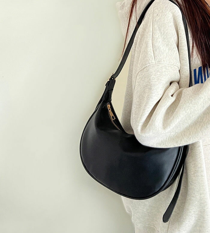 メーカー希望小売価格はメーカーカタログに基づいて掲載しています素材：合成皮革 重量：約175g サイズ（cm）： [縦]約17cm×[横/上辺]約27cm×[横/下辺]約20cm×[マチ]約8cm×[ショルダー長さ]約109cm生産国：中国...