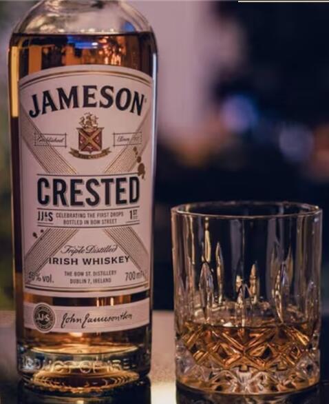 容量：700ml 度数：40％ ジェムソンのセカンドラベル的な存在として1963年にリリース。ミドルトン蒸溜所の原酒をシェリー樽で7〜8年間熟成。 ブレンデッドだが、ポットスティル・ウィスキーの割合が多い。 オロロソシェリーの香りが際立つ、...