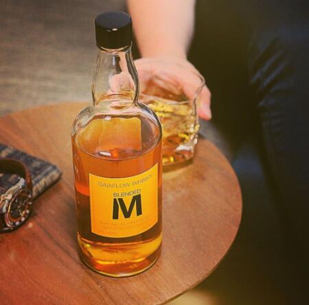 ◆品目：ウイスキー ◆原材料：モルト（英国製造、国内製造）、グレーン（英国製造） ◆アルコール度数：48％ ◆内容量：700ml ブレンデッドMは、気軽に楽しめるウイスキーでありながら、飲み応えのあるしっかりした味わいです。 ハイボールや水...