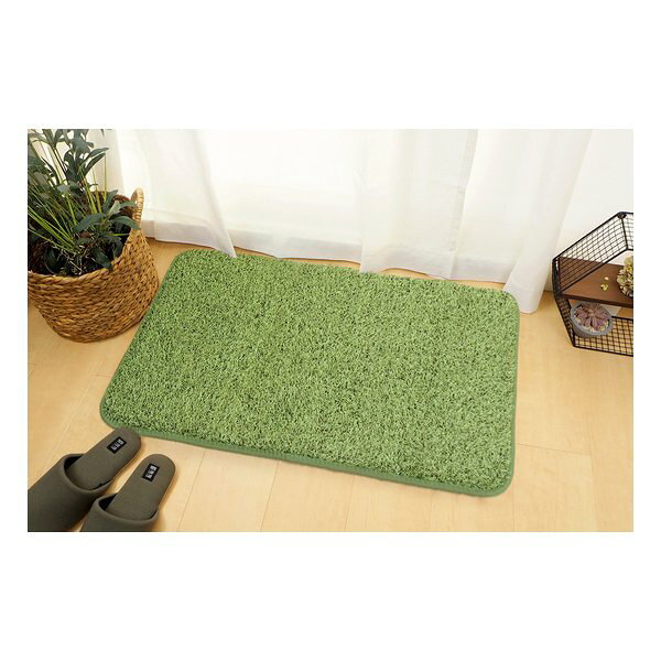 ●室内のお部屋にいながら、アウトドア気分を味わえる芝生風ラグ。●観葉植物をたくさん置いて、緑いっぱいの素敵な空間を作ったり、子供のスポーツコーナーやお父さんのゴルフスイングスペースなど…楽しい使い方がいっぱい！●中には約10mmのウレタン入...