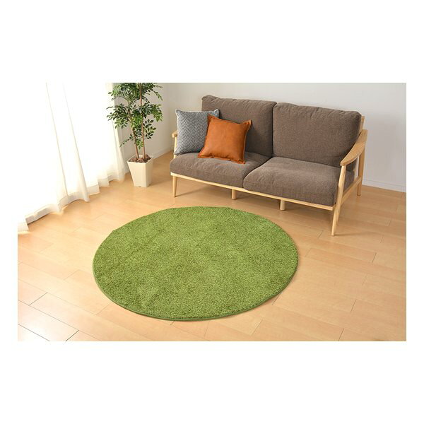 ●室内のお部屋にいながら、アウトドア気分を味わえる芝生風ラグ。●観葉植物をたくさん置いて、緑いっぱいの素敵な空間を作ったり、子供のスポーツコーナーやお父さんのゴルフスイングスペースなど…楽しい使い方がいっぱい！●中には約10mmのウレタン入...