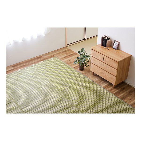 ●見た目はまるでい草！洗える素材のい草風カーペット。●表面に筋が入っている筋入りのパイプが、肌に密着しないからベタベタしにくく、汗ばむ季節にもおすすめです。●水洗いできるので、屋内だけでなくアウトドアにも。●またパイプ内空気層の保温効果を利...