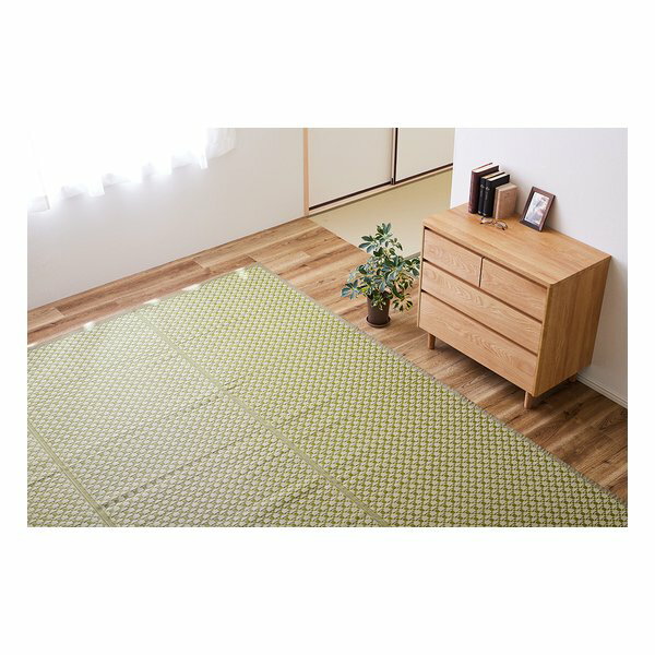 ●見た目はまるでい草！洗える素材のい草風カーペット。●表面に筋が入っている筋入りのパイプが、肌に密着しないからベタベタしにくく、汗ばむ季節にもおすすめです。●水洗いできるので、屋内だけでなくアウトドアにも。●またパイプ内空気層の保温効果を利...