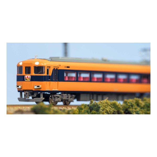 ●付属の貫通路開扉パーツを取付けることで連結面をよりリアルに再現可能●近鉄12410系は、1980（昭和55）年に名阪甲特急（ノンストップ）用として12400系を基礎に製造されました。製造当初は3両編成で登場しましたが、その後中間車を組み込...