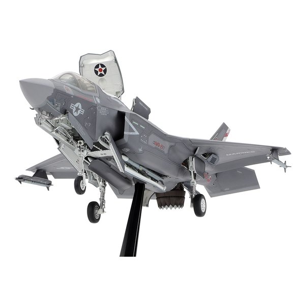 ●海兵隊向け短距離離陸/垂直着陸(STOVL)型のF-35B ライトニングIIのプラスチックモデル組み立てキットです。●駐機状態（通常離着陸状態）、短距離離陸状態、垂直着陸状態の3つの形態の中から1種類を選んで組み立てられます。●機体全面に...