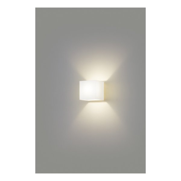 ■カテゴリ情報：ブラケット■定格電圧：100V■器具幅：100 mm■質量：0.8 kg■光色（相関色温度、平均演色評価数）：電球色（2700K Ra:80）■器具光束：370 lm■定格消費電力：4.2W(100V)■エネルギー消費効率：...