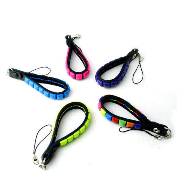 迷ってしまうビビットでCUTEなカラーリングストラップ★ ケータイもファッションも春っぽいカラフル流行なので、 アクセサリーだって大胆カラーで大丈夫！！ 2個着けオソロイOKな激安価格！！！ 9g ストラップ部分全長8.5cm　