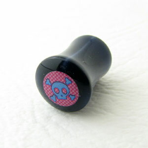 ピンクのチェックにブルーのスカル。 ポップなモチーフのブラックベースのアクリル製Wフレア・プラグ。 ブラックベースのプラグは光の加減でブルーシルバーっぽく見えて、 何だか不思議な素材みたい。（原因は細かいラメラメは入っているから☆） こちら...