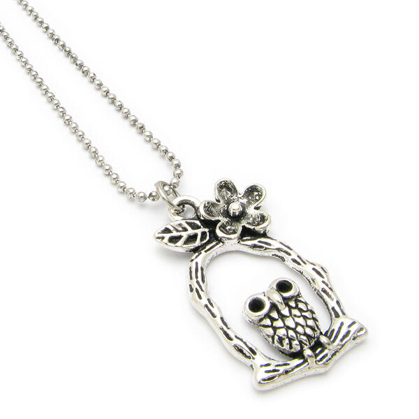 小さなフクロウがかわいいロングチェーンネックレス のんびりとくつろぐ枝にはお花が咲いています 優しい雰囲気を感じさせてくれるアイテムです 【素材】合金 【トップ大きさ】(カンを除く)約30mm×20mm 【重さ】約7g 【チェーン長さ】80...