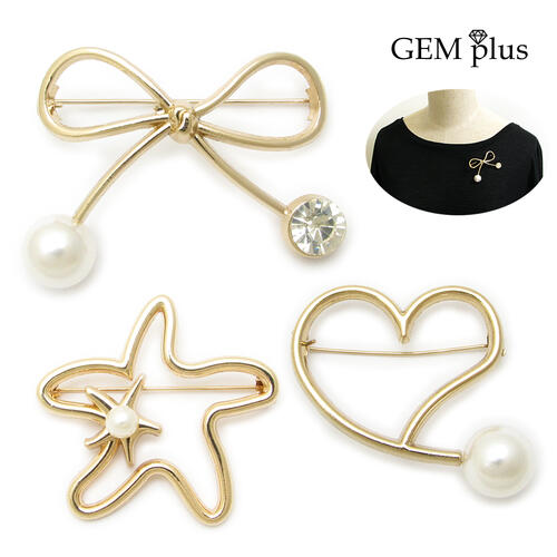 ゴールドカラーのフレームとパールが印象的なブローチです シンプルなデザインなので大人の女性にもおすすめ 大きさに比べ軽量なのも魅力的です 素材：合金、人工真珠、ラインストーン(リボンタイプのみ) サイズ：ハート=約45×45mm/スター=約...