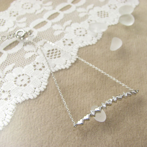 【送料無料】小さなハートがいくつも連なるシルバーブレスレット セットされた繊細で細いチェーンが上品な女性らしさを演出します 大切な人へのプレゼントにもオススメ 素材：シルバー925 長さ：約15cm+アジャスター3cm 重さ：約2g 飾り大...