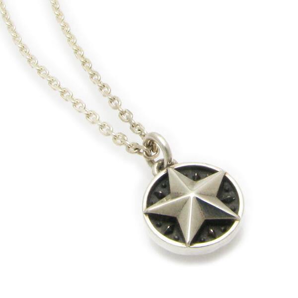 【送料無料】 人気モチーフのスターを中央に配置したクールなシルバーネックレス 立体的なスターの周りには小さな点をデザイン 煌めく星空を感じさせてくれます 月デザインのレディースタイプとのペアネックレスもおすすめです ※※こちらはメンズタイプ...