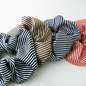 カジュアルおしゃれな女の子たちに人気なのがサテン生地のシンプルシュシュ☆ サラッとした着け心地気持ちよさがナイス♪ カジュアルなんだけど、女の子らしさは残したい！ そんな女の子におすすめです★ 程よいクシュクシュ感も爽やかで、周りの好感度も...