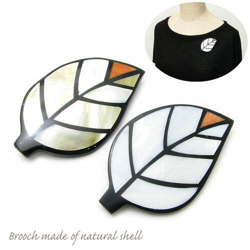 天然の貝素材を使用した存在感たっぷりの木の葉のブローチ ナチュラルで優しい光沢が魅力的です 大きいながらも控えめなデザインなので普段使いにもおすすめです ジャケットやワンピース、コート、カバンなど お好きな場所に着けてお楽しみ下さい 素材：...