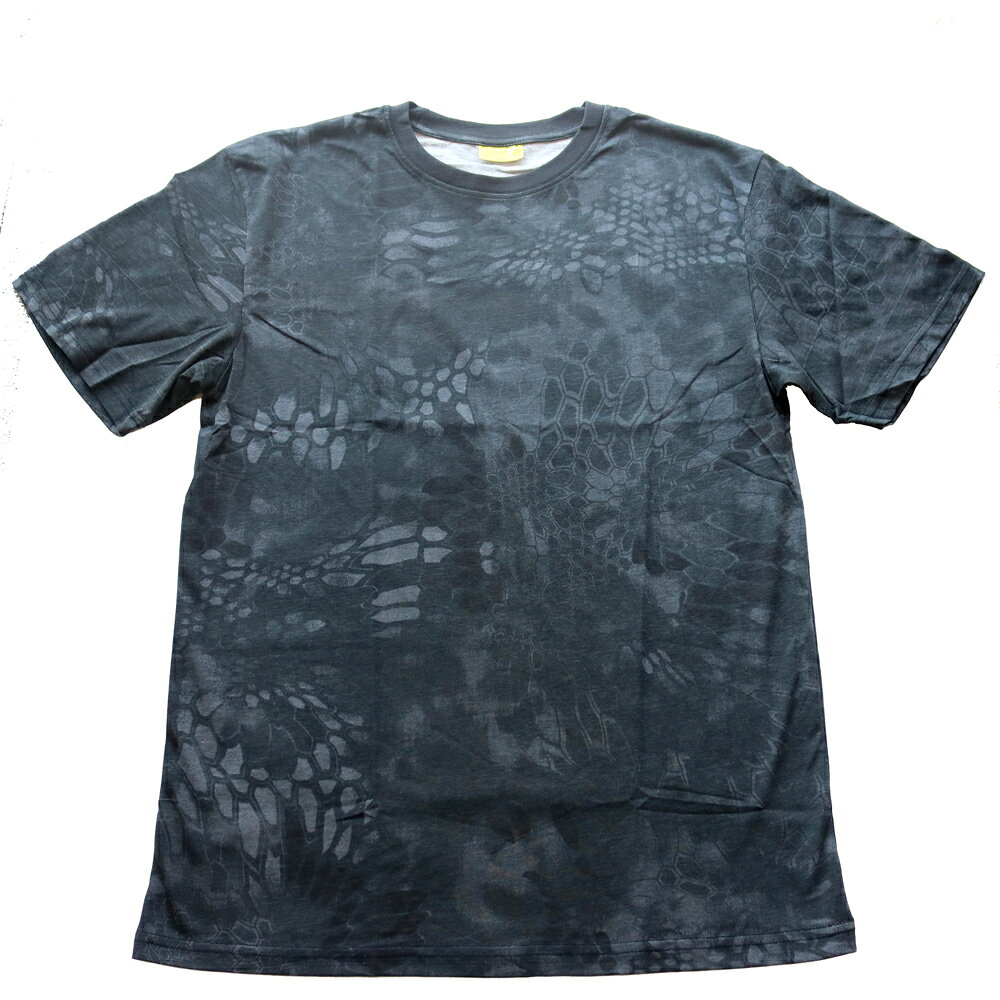 給水性に優れるコットン素材を採用したコンバットTシャツです。BDUの下に着るインナーとして最適です。迷彩プリントが施されています。