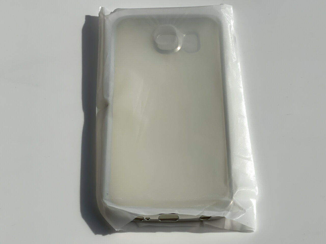 「TPU」とは熱「可塑性ポリウレタン」という素材のことで、 ゴムのような柔らかな弾力性と硬質プラスチックのような強さを 合わせ持つ高分子化合物です ■カラー：クリア・金色 ■特徴： 1.本体の綺麗さそのまま、より美しく再現できます 　本体デ...