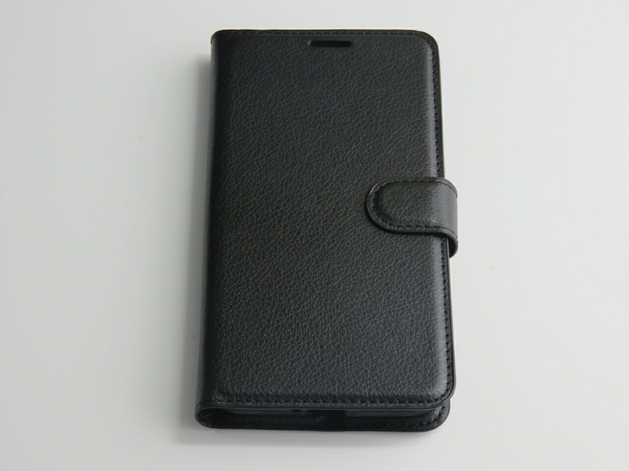 ■特徴： 高級感溢れるデザインと優れた質感が特徴です 高級PUレザーの手ざわり、質感をお楽しみ下さい 【カラー】（掲載写真はアイフォンのイメージです）[黒色・赤色・茶色・濃ピンク・水色・緑色・白色・ピンク・紫色] 【素材】高級PUレザー 【...