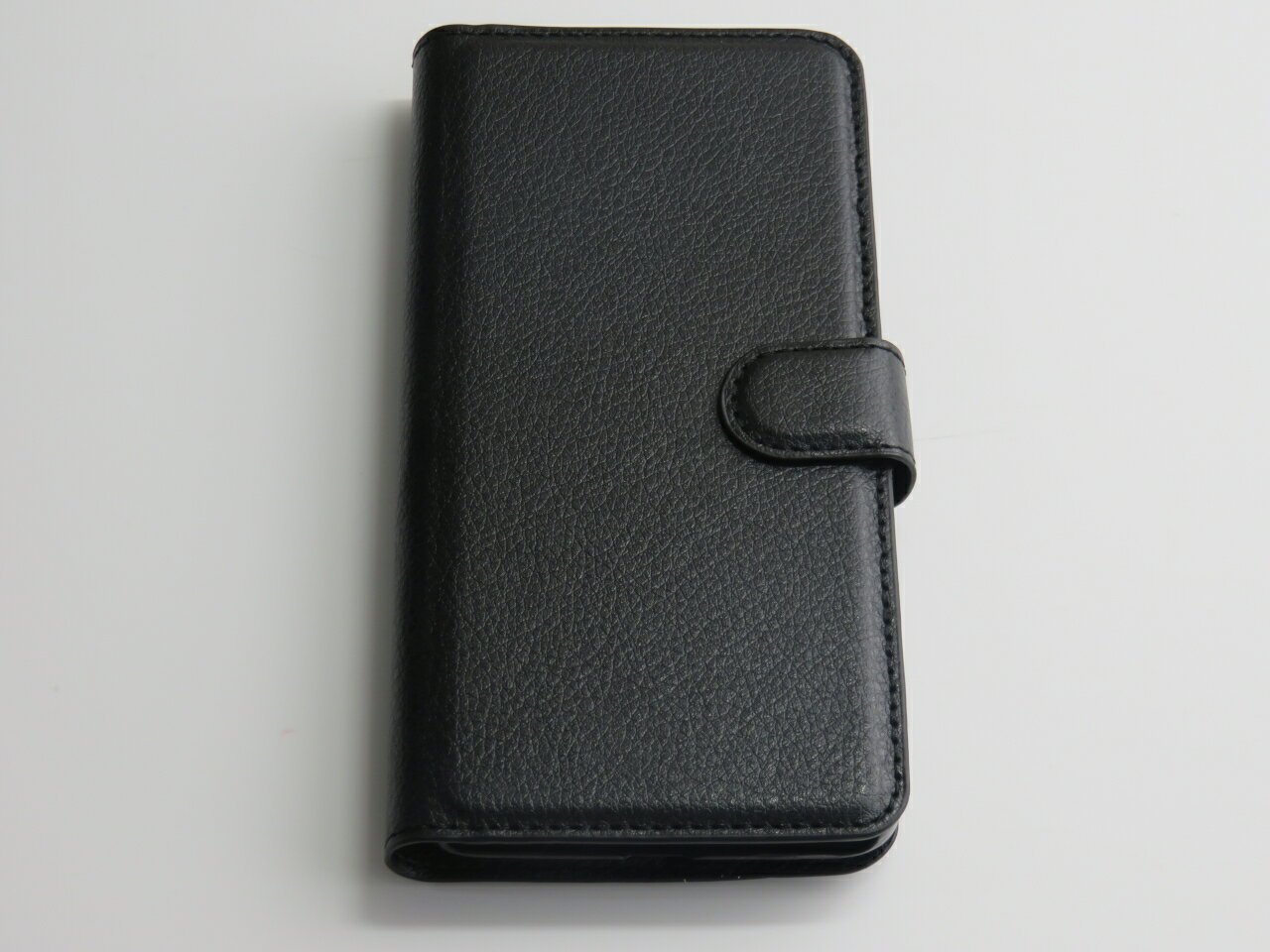 ■特徴： 高級感溢れるデザインと優れた質感が特徴です 高級PUレザーの手ざわり、質感をお楽しみ下さい 【カラー】（掲載写真はアイフォンのイメージです）[黒色・赤色・茶色・濃ピンク・水色・緑色・白色・ピンク・紫色] 【素材】高級PUレザー 【...