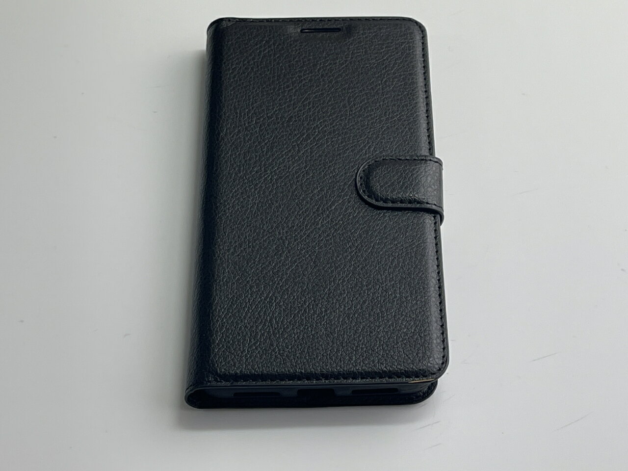 ■特徴： 高級感溢れるデザインと優れた質感が特徴です 高級PUレザーの手ざわり、質感をお楽しみ下さい 【素材】高級PUレザー 【状態】新品 【仕様】手帳型 ■簡易包装 ■対応機種：HUAWEI Mate9 5.9インチ ■付属品： なし ■...