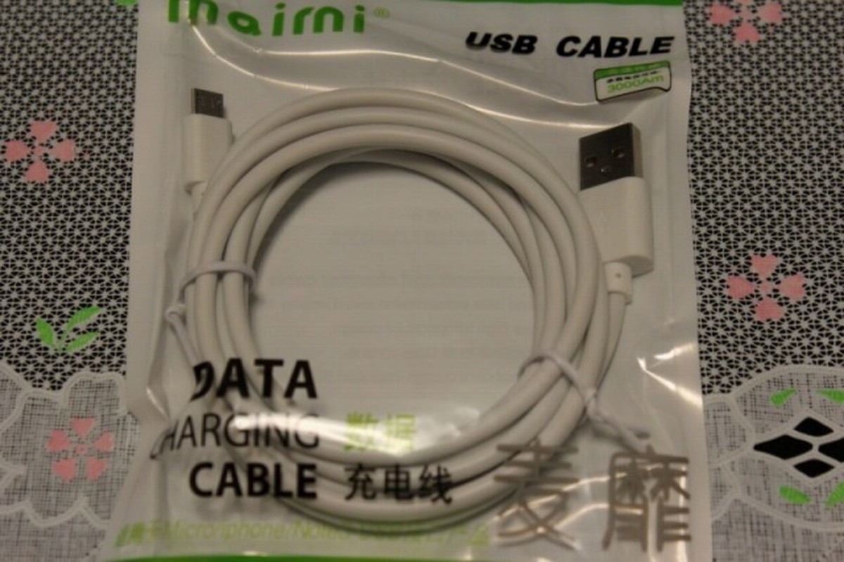 新品未使用 ■対応機種 スマートフォンをパソコンと接続してデータ通信や充電がご利用になれるUSBケーブルです。 コネクタ形状：USB Standard-Aプラグ／Micro USB-Bプラグ ■ケーブルカラー:白 ■ケーブル長さ:　約2m ...