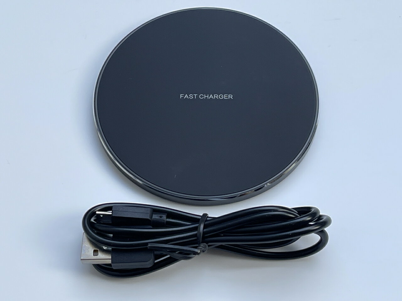 【置くだけ充電】 無線対応スマートフォンや無線対応カバー付きスマートフォンを装着するだけで ワイヤレス充電ができます。また、ケースを取り付けても充電が可能です。 ※充電する前に、厚さが5mmを超えないことを確認してください。 ※輸入品の為、...