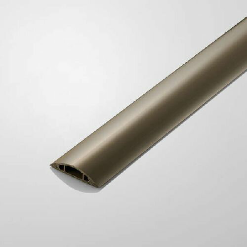 ↑↑↑正確な在庫状況は上記バナー「在庫状況を確認する」をクリックして頂き、必ずご確認ください。&nbsp;&nbsp;■床配線の際のケーブルを保護し、すっきりと収納できる長さ1m幅54mmの床用モールです■強度の高いPVC製で、ケーブルを断...