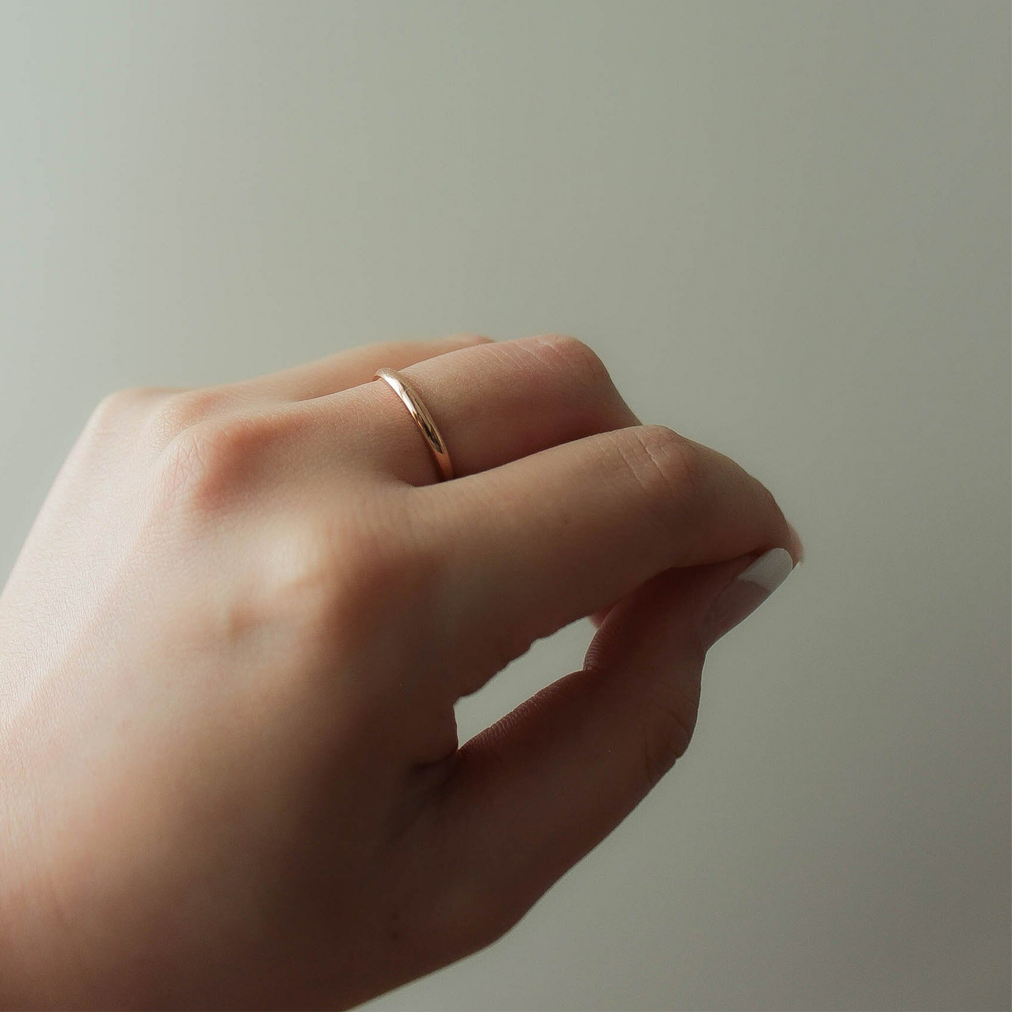 手先が綺麗にみえる2mmのsimple ringです。 1つでさりげなく、重ねづけでこなれ感を。 ebineの全てのリングと相性◎です。 素材 316Lステンレス カラー Gold / Silver / Pink Gold サイズ 7号/9...