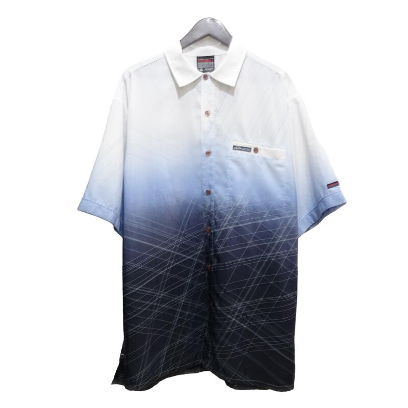 商品詳細1ポケットグラフィックプリントシャツになります。■ブランド：FUBU■品番：無し■カラー：WHITE BLUE調 /ホワイト ブルー調■状態：襟裏に若干の汚れがあります。■付属品：無し■サイズ(約cm)：メジャー採寸の為、若干の誤差...