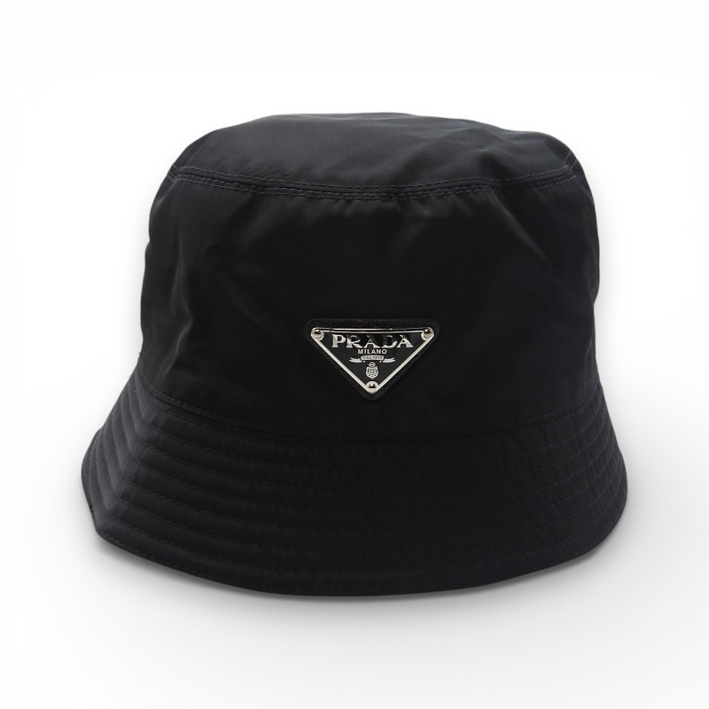 商品詳細プラダ リナイロン バケットハット バケハ 帽子■ブランド：PRADA■品番：2HC137 2DMI■カラー：ブラック■参考価格：-■付属品：袋■状態：ロゴ上に小さなほつれがございます。その他特記すべき傷、汚れなどありません。■サイ...