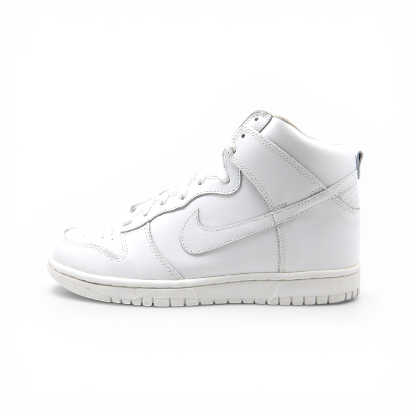 商品詳細ナイキ 05年製 ダンクハイ レザー スニーカー■ブランド：NIKE■品番：309432-111■カラー：ホワイト■参考価格：-■付属品：箱、黒タグ■状態：特記すべき傷、汚れなどありません。■サイズ(約cm)：メジャー採寸の為、若干...