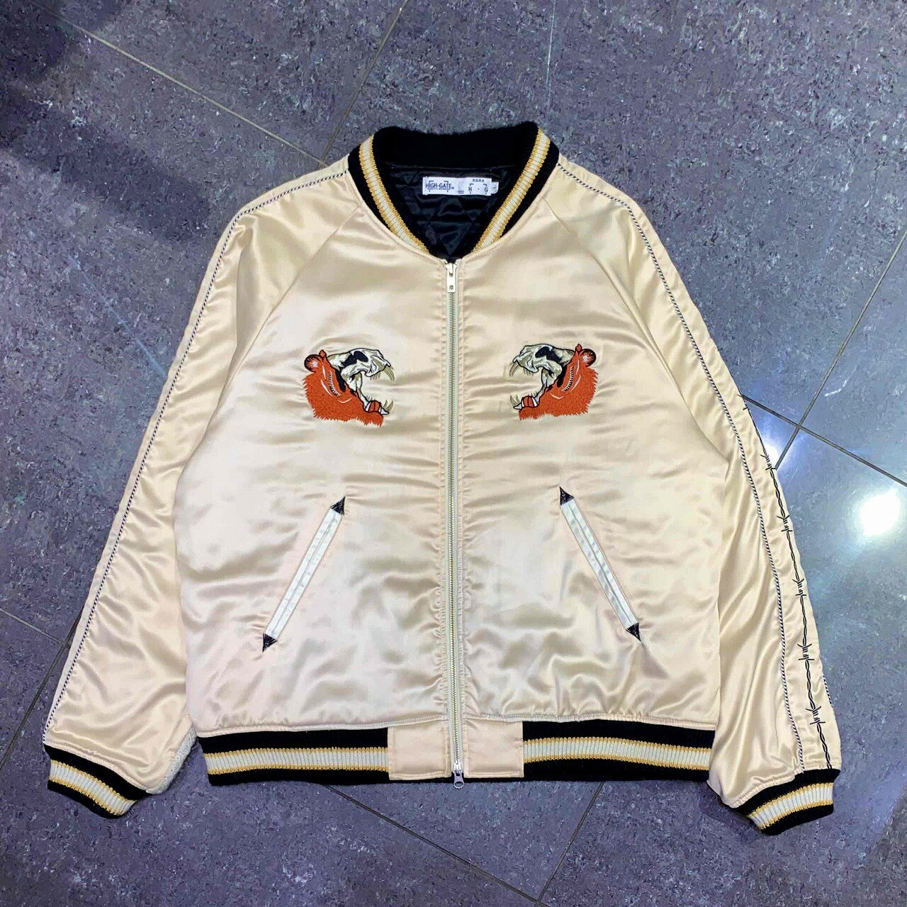 商品詳細HIGH-GATE SUKAJAN SIZE-1 24HG-AW11 ハイゲートスカジャンになります。■ブランド：HIGH-GATE■品番■カラー：クリーム■付属品：無し■状態：USED品になります。汚れやホツレがございます。画像に...