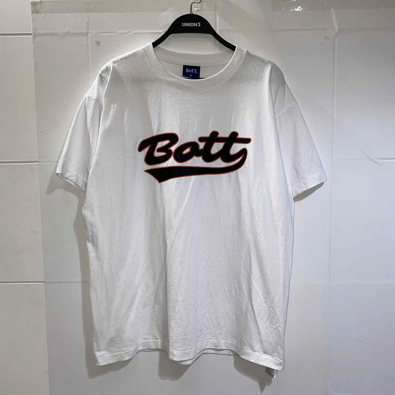 商品詳細BoTT 24ss SCRIPT LOGO TEE Lサイズ ボット スクリプトロゴ半袖Tシャツになります。■ブランド：BOTT■品番■カラー：ホワイト■付属品：無し■状態：USED品になります。画像にてご確認下さい。■定価■サイズ...