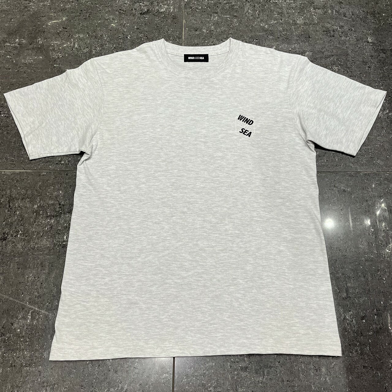 商品詳細WIND AND SEA 25ss S/S LOGO TEE SIZE-M ウィンダンシー ロゴプリント半袖Tシャツになります。■ブランド：WDS■品番■カラー：グレー■付属品：無し■状態：USED品になります。画像にてご確認下さい...