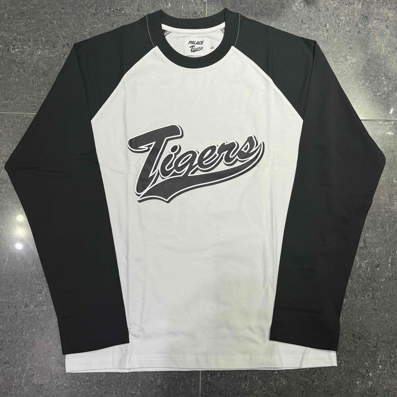 商品詳細PALACE 25ss Hanshin Tigers Raglan L/S Tee SIZE-M パレス×阪神タイガース ラグラン長袖Tシャツになります。■ブランド：PALACE■品番■カラー：ホワイト/ブラック■付属品：画像参照■...