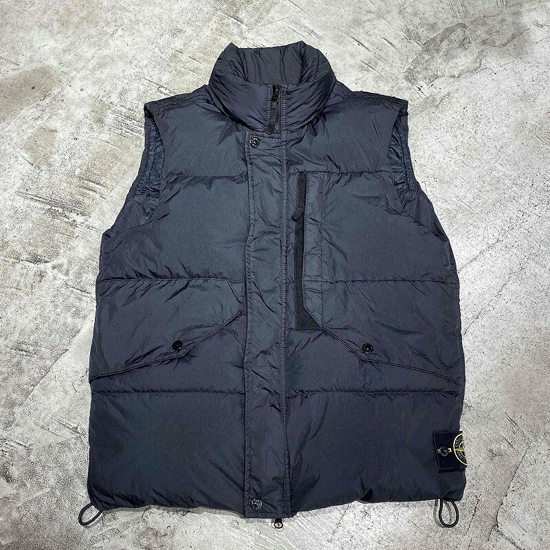 商品詳細STONE ISLAND GARMENT DYE CRINKLE REPS NYLON VEST Sサイズ 7915G0423になります。■ブランド：STONE ISLAND■品番：7915G0423■カラー：ブラック■付属品：無し...