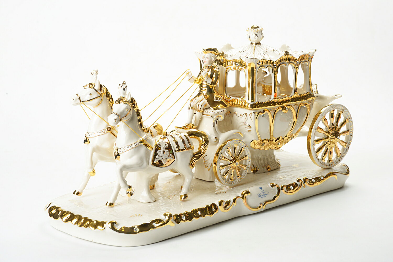 古くから陶磁器の産地として有名なバッサノで作られた陶人形。熟練した職人の高い技術と絶妙な色彩でひとつずついのちが吹き込まれた作品は、その美しさと世界観で見るものを魅了します。 商品名SV-49672　イタリア製　陶人形　Royal Carr...