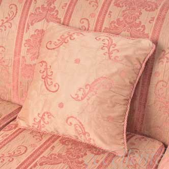 イタリアの伝統的なクラシックスタイルの総布張りソファです。熟練の職人が全て手作業で作り上げたソファは品質、座り心地共に最高です。伝統的なフォルムを包む張り地は、厳選された高級ファブリックを贅沢に使用しています。デザインやファブリックといた見...