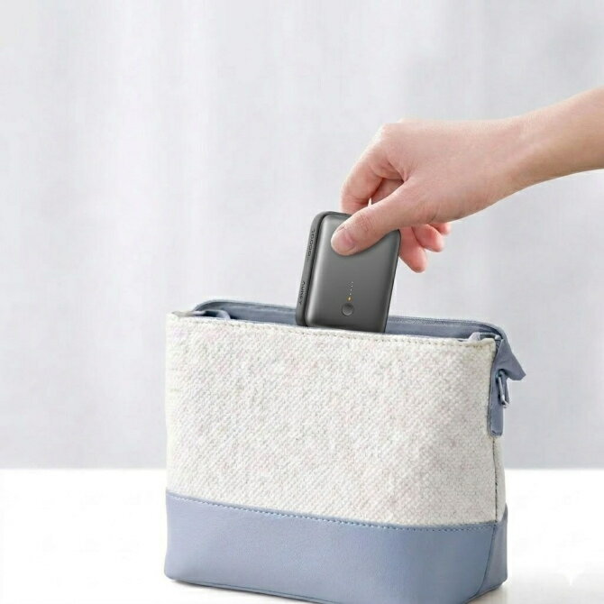 【スタッフのコメント】 ※こちらはカラー：グレーのページです。商品画像は一部ブルーを使用しております。 【カードサイズの可愛いモバイルバッテリー】 カードサイズのコロンと可愛いデザイン。バッグやポケットに入れてもかさばらないコンパクトなバッ...
