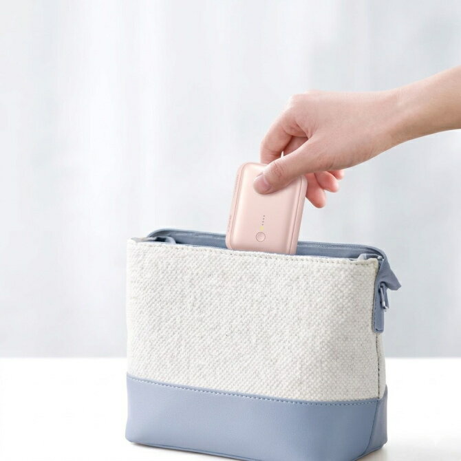 【スタッフのコメント】 ※こちらはカラー：ピンクのページです。商品画像は一部ブルーを使用しております。 【カードサイズの可愛いモバイルバッテリー】 カードサイズのコロンと可愛いデザイン。バッグやポケットに入れてもかさばらないコンパクトなバッ...