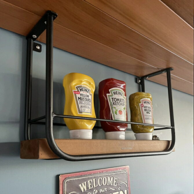 【スタッフのコメント】 コンパクトに見えますが、収納力は抜群です！！サイズ：鉄部/H300 W450 D120 木部/H40 W480 D90 カラー：ブラウン