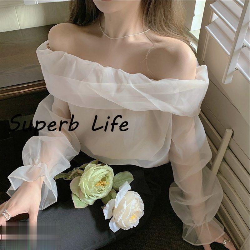 色：ベージュなディテールが詰まったオフショルダーのレースブラウスエアリーなチュールがドレッシーで女性らしいアイテムふんわりしたシルエットでコーデを可愛く仕上げてくれます