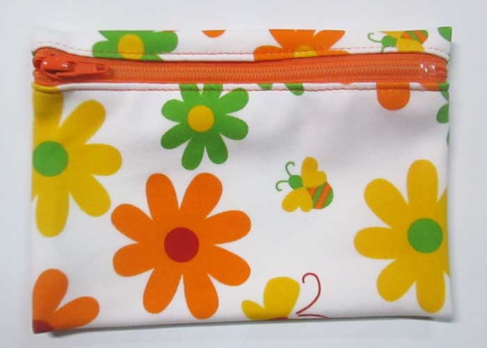 小物をひとまとめ！！！使い勝手は抜群！お出かけの際、化粧品等　ひとまとめに入ります。カバンの整理にも♪　　プレゼントにも最適♪約14cm×12cm 人気の不思議ポーチ♪　　とっても便利な使いやすいポーチです♪使い勝手は抜群！　 収縮のある素...