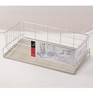 ステンレス製の水切りバスケットです。シンプルなデザインでキッチンがおしゃれに。シンクに水が流れる構造の設計になっています。ステンレス製で衛生的でお手入れも簡単！安心の日本製です。商品の仕様本体サイズ:幅435×奥行230×高さ145mm 製...