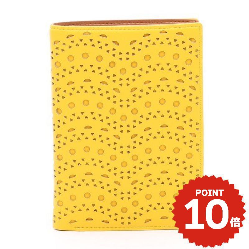 サイズ：11.5 x 16 x 2 cm 仕様：札入れx1 ポケット×2 カード入れ×3 素材：合皮 パスポートケース,プレゼント用ラッピング袋のセット品 ※入荷時期により、ラッピングの仕様が変更になる場合があります。予めご了承下さい。