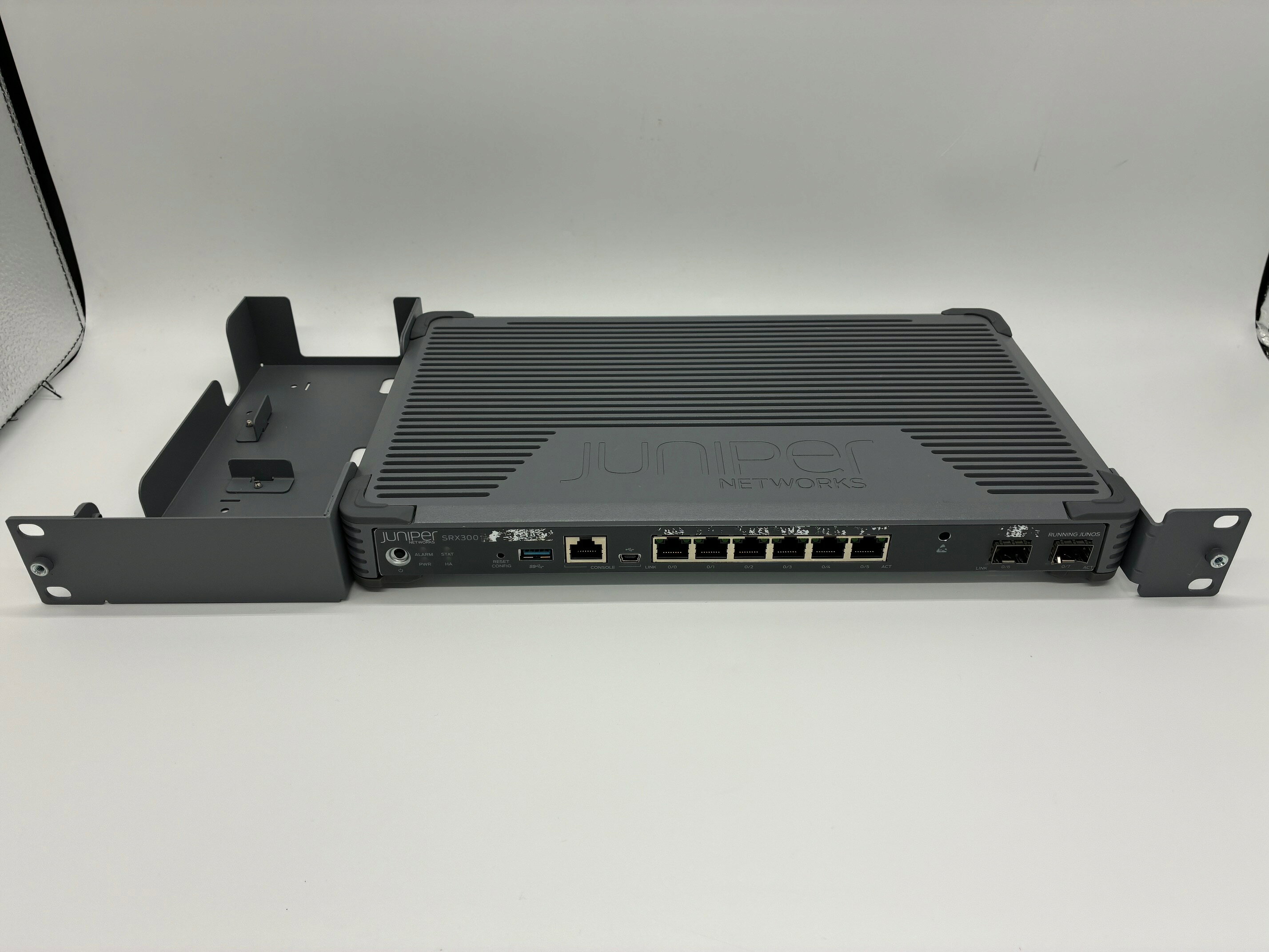 商品説明 Juniper Networks SRX300-SYS-JB（REV B） 法人ネットワーク向けセキュリティゲートウェイ。 ファイアウォール・NAT・IPSec VPN・ルーティング機能を統合したオールインワンモデルです。 初期化...