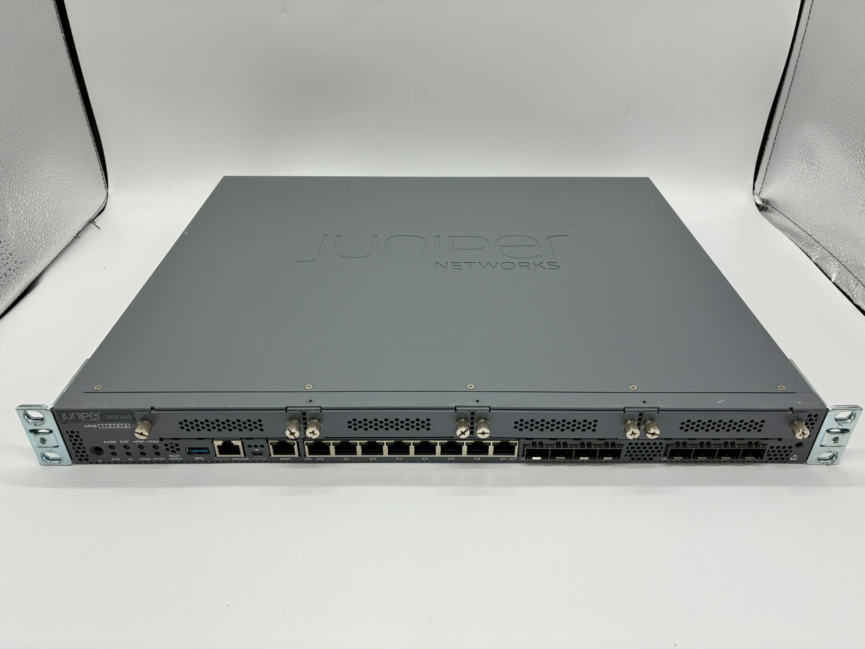 商品説明 Juniper Networks製 セキュリティアプライアンス「SRX340-SYS-JB REV A」の中古品です。 企業ネットワーク向けに設計された1Uサイズのアクセス・ルーター／ファイアウォール機器です。 高いファイアウォー...
