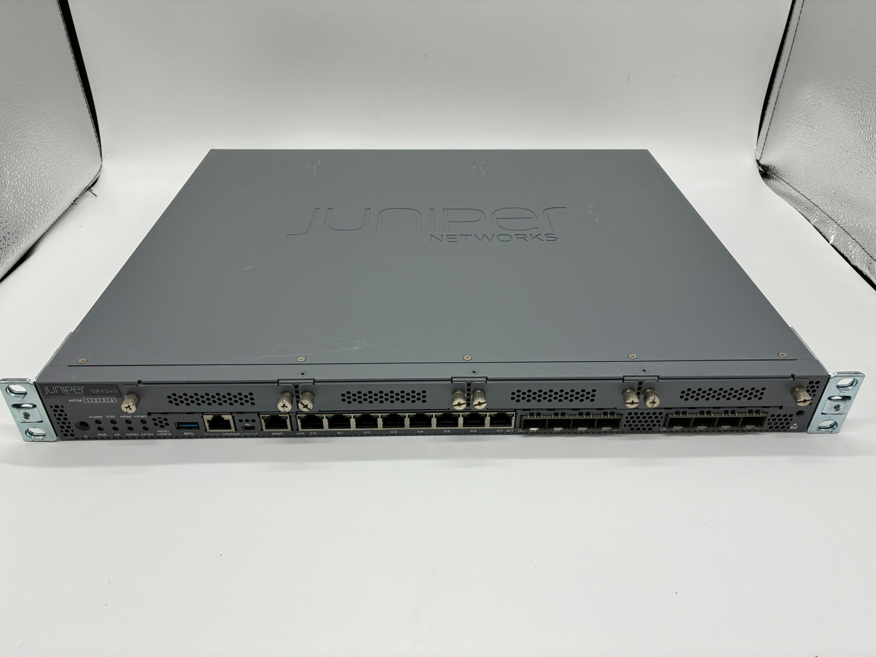 商品説明 Juniper Networks製 セキュリティアプライアンス「SRX340-SYS-JB REV B」の中古品です。 企業ネットワーク向けに設計された1Uサイズのアクセス・ルーター／ファイアウォール機器です。 高いファイアウォー...