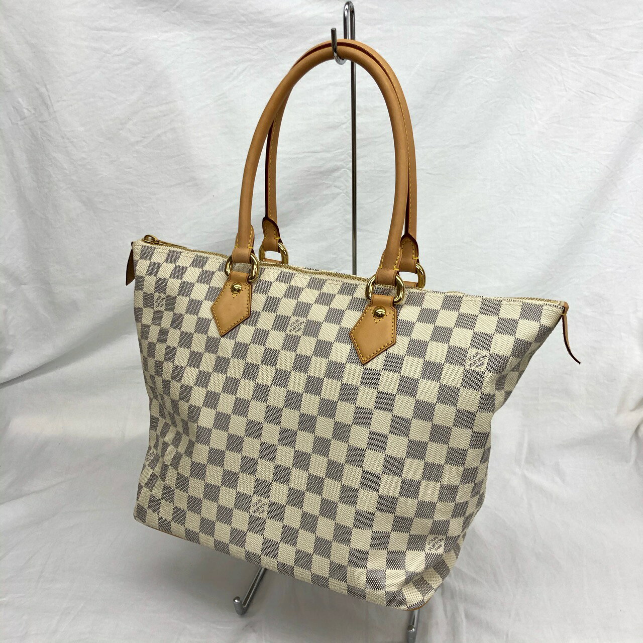 中古品ですが美品です。(美品ですが感じ方には個人差がございます。) ハンドル　少々汚れ・シミあり。 　 金具小キズあり。 底面少々汚れあり。 箱付き 型番　N51185 シルアル　FL2058 サイズ　約W45cm×H28cm×D20cm ...