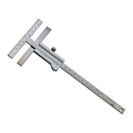 【商品説明】定規を使わず墨付けができる、MATSUIオリジナルの便利な墨付け工具です。片手で幅を計りながら、もう片方の手で墨付けができる。固定が必要なハイトゲージとは異なり、製品を機械に取り付けたまま測定できます。主尺の先端にも目盛りが刻ま...